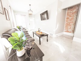 Casa conforto | Área de estar | TV LCD 52 polegadas com canais via satélite, TV