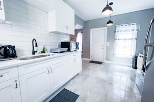 Casa com design assinado | Cozinha privada | Geladeira, micro-ondas, fogão, cafeteira/chaleira