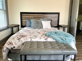 Casa com design assinado | Escrivaninha, quartos à prova de som, Wi-Fi de cortesia, roupa de cama