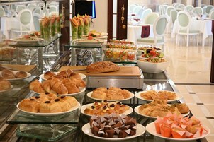 Pequeno-almoço tipo buffet diário mediante uma taxa 