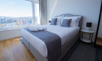 Apartamento luxo, 2 quartos | Cortinas blackout, ferros/tábuas de passar roupa, Wi-Fi de cortesia