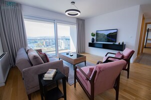 Apartamento luxo, 2 quartos | Área de estar