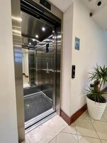 Quarto luxo | Escrivaninha, espaço de trabalho para notebook, cortinas blackout