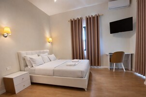 Quarto luxo | Escrivaninha, espaço de trabalho para notebook, cortinas blackout