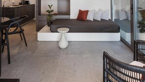 Um interior moderno com um quarto em estilo loft, uma sala de jantar e uma cozinha.