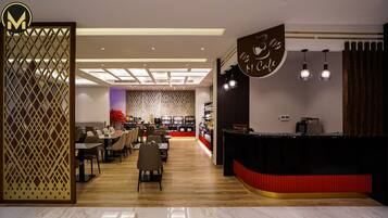 Um café moderno com interior em madeira, um balcão com o logotipo de uma xícara de café e uma área de estar com mesas e cadeiras.