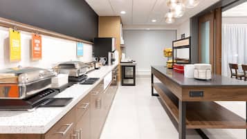 Café da manhã com buffet grátis todos os dias