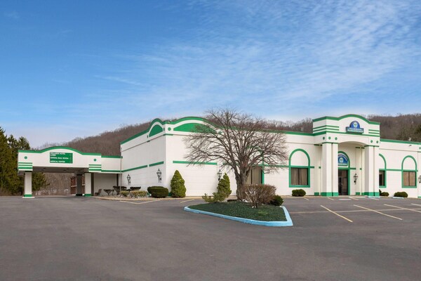 Ramada By Wyndham Butler/tesla Biohealing Resort - Pennsylvania