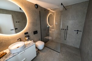 Apartamento de Luxo, não fumadores, cozinha | Casa de banho | Um polibã, um chuveiro fixo, chinelos, Piso aquecido (casa de banho) 