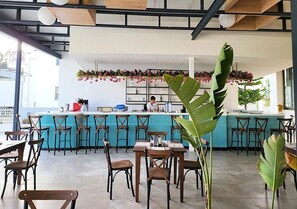 3 bares/lounges, um bar junto à piscina 