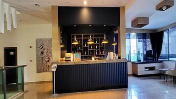 3 bares/lounges, bar ao lado da piscina