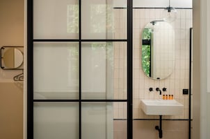 Quarto Duplo Comfort | Casa de banho | Um polibã, artigos de higiene pessoal grátis, um secador de cabelo 