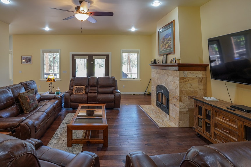 Amazing 4300 Sq Feet Retreat On 4.5 Acres With Ac!! Sleeps 16 Pets Welcome! - 派托普湖畔