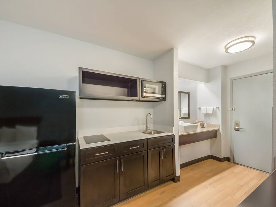 Geladeira grande, micro-ondas, cooktop, mesas de jantar