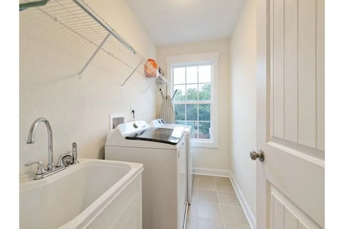 Glam Beach House • Less Than 1 Block To The Beach! - Hampton, VA