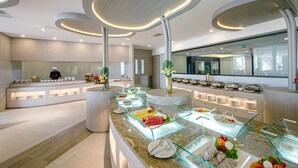 Uma área de buffet moderna com vitrines de vidro e design limpo e minimalista.