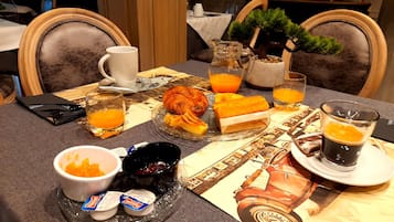 Café da manhã continental todos os dias (EUR 11 por pessoa)
