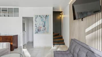 Apartamento Familiar, 2 quartos | Sala de estar | Smart TV de 55 cm com canais digitais, televisor
