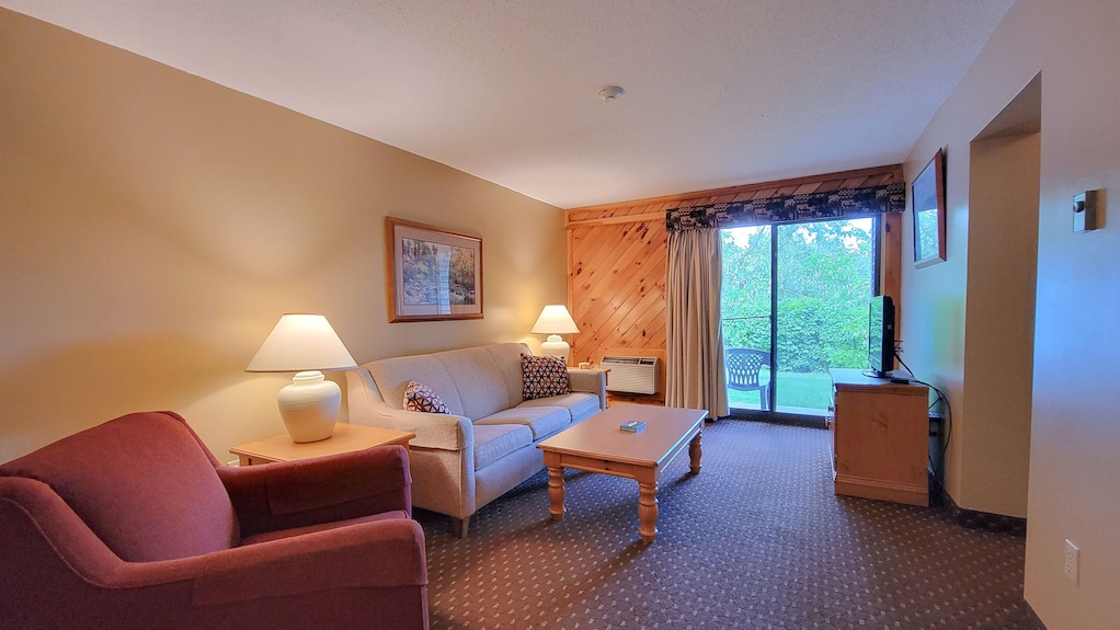 2br Condo With Private Patio - New Hampshire (State)