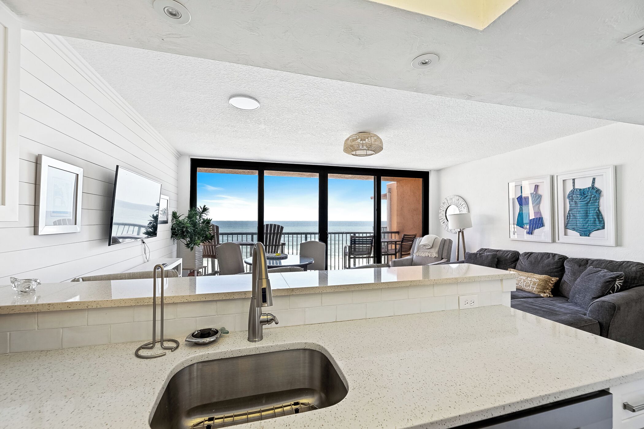 ️Oceanfront Sunrise Overlooking Pool!  Car Free Beach, Walk To Shopping & Dining! Sunrise 805 - Edgewater, FL
