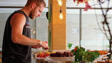 Café da manhã com buffet grátis todos os dias