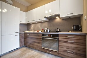Apartamento Standard | Cozinha privada | Um frigorífico, um forno, uma placa de cozinha 