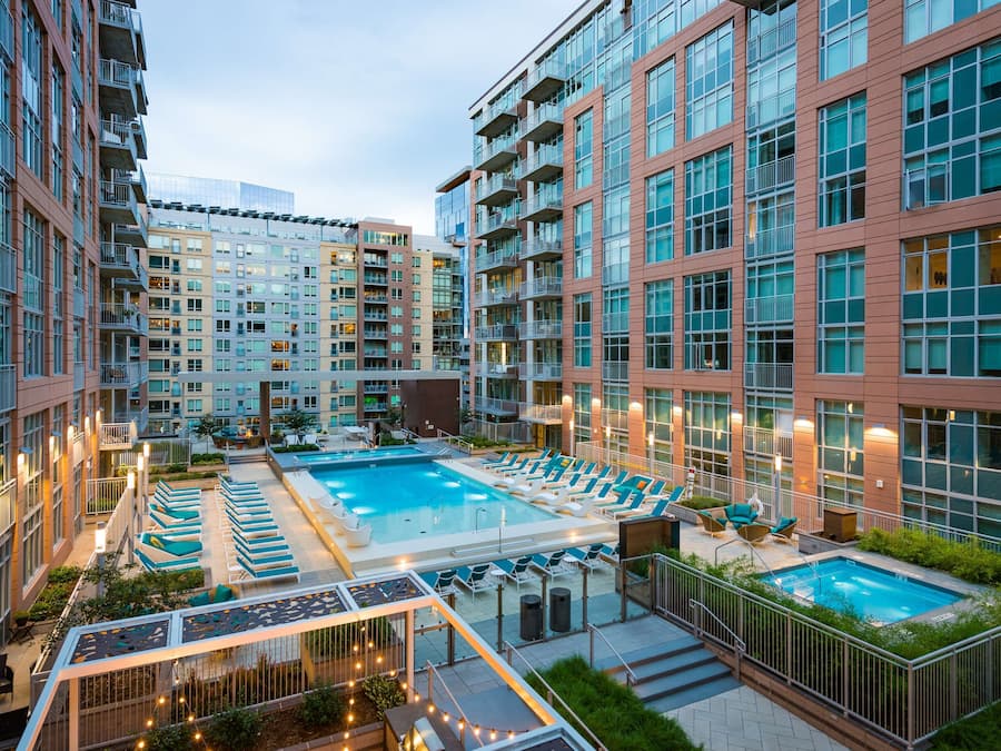 Piscina externa, espreguiçadeiras