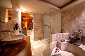 Quarto Superior, piscina privativa | Casa de banho | Produtos de higiene exclusivos, um secador de cabelo, chinelos 