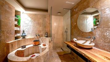 Quarto Royal, piscina privativa | Casa de banho | Produtos de higiene exclusivos, um secador de cabelo, chinelos