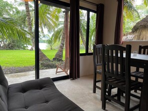 Vila standard, vista para o lago | Área de estar