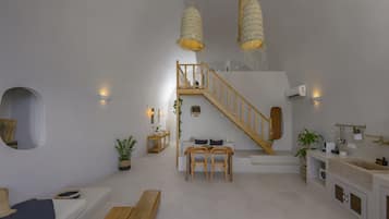 Apartamento Superior, 3 quartos, terraço | Sala de estar | Smart TV de 32 polegadas com canais por cabo, televisor