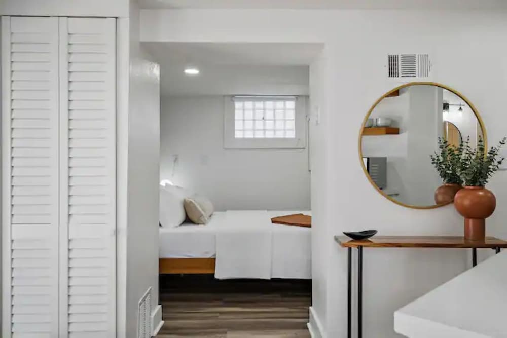 Cozy Studio Near Downtown In Historic Old Ne - St. Petersburg, FL