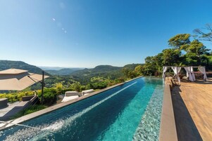 2 piscinas exteriores, espreguiçadeiras 