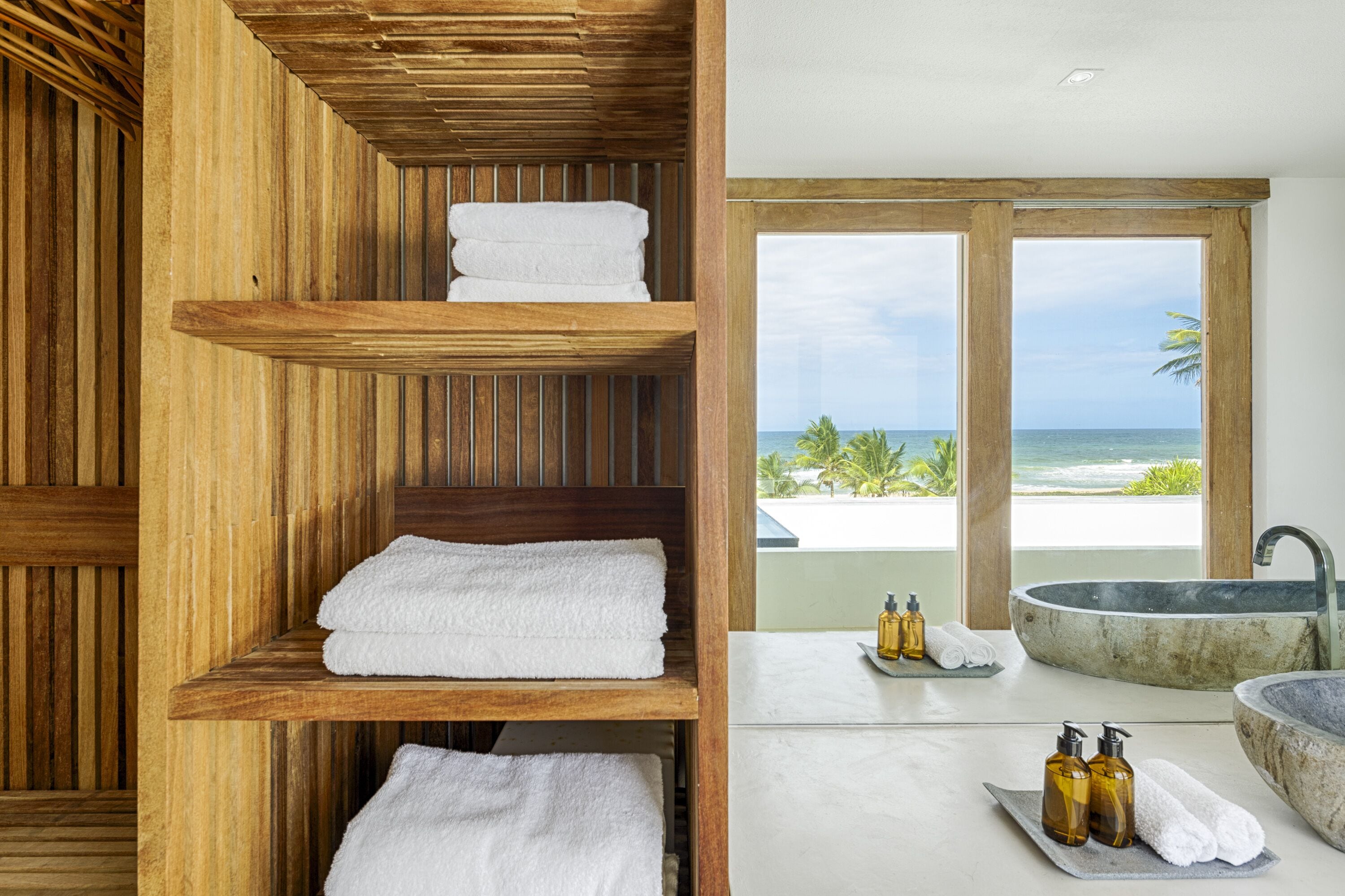 Suite, casa de banho anexa, vista para a praia (PANORAMA) | Casa de banho | Um polibã, um chuveiro fixo, um secador de cabelo, toalhas fornecidas 