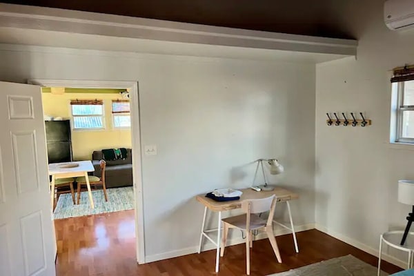 Airy Guesthouse - Patio, W\/d, Near Food\/shops, New - Austin, TX