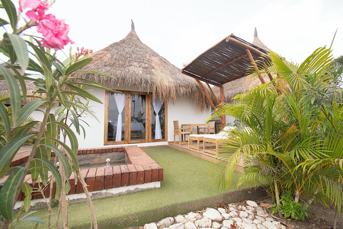 Quarto triplo luxo, piscina particular | 1 quarto, roupa de cama