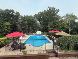 Piscina externa sazonal, guarda-sóis, espreguiçadeiras