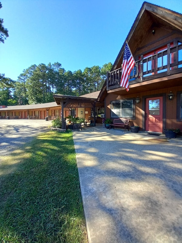 Cedar Falls Motel - Arkansas