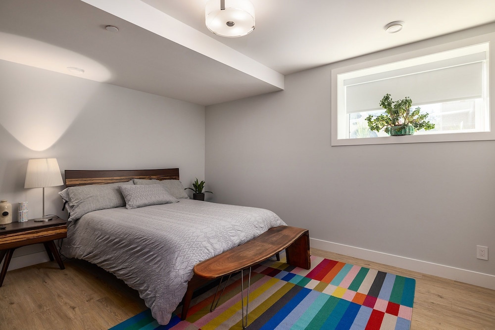 Stunning Lakeside 4 Bedroom 2.5 Bathroom House Located In Lakestone Waterside - Kelowna