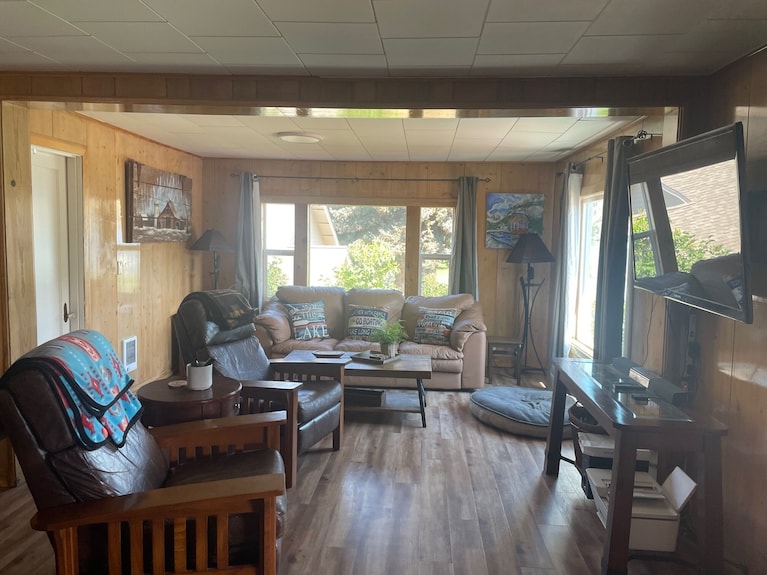 3 Bedroom On Lake With Private Dock - Curlew Lake State Park, Republic