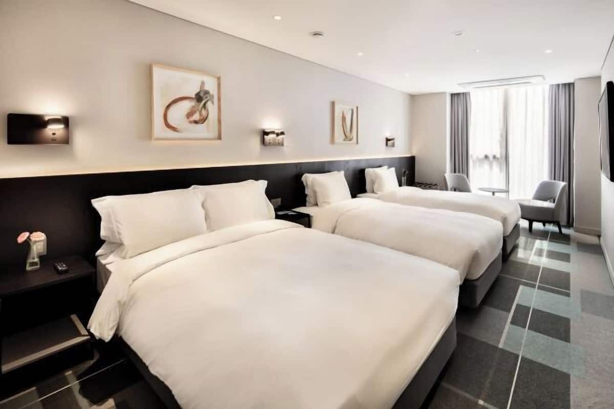 Cofre no quarto, secretária