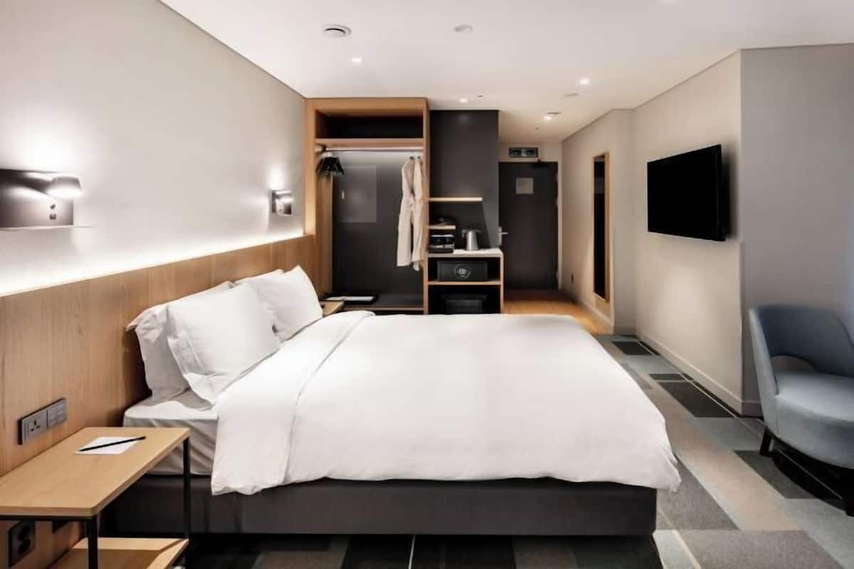 Cofre no quarto, secretária