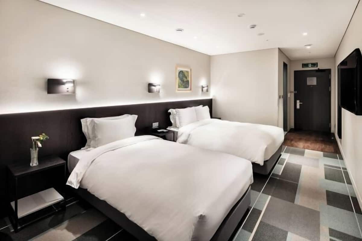 Cofre no quarto, secretária