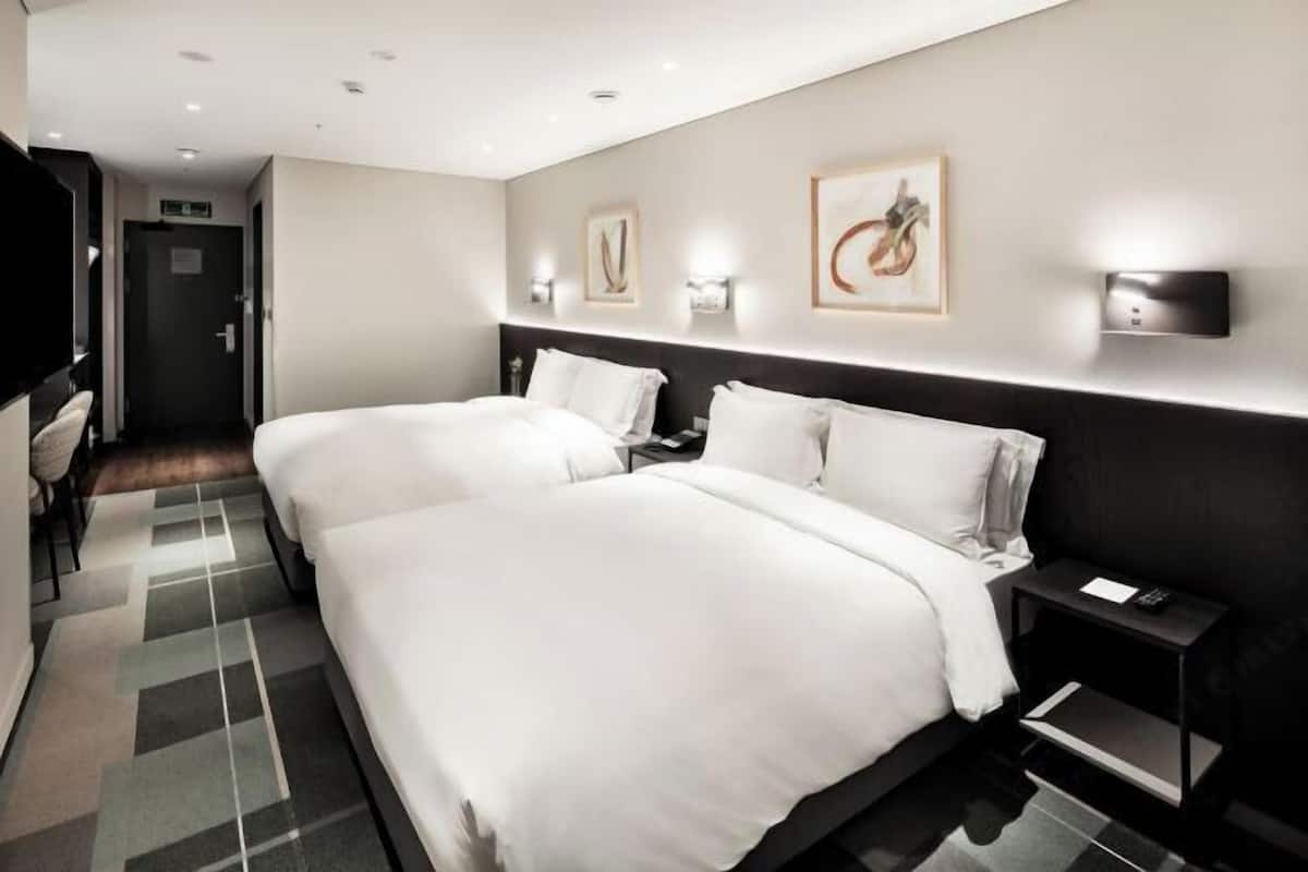 Cofre no quarto, secretária