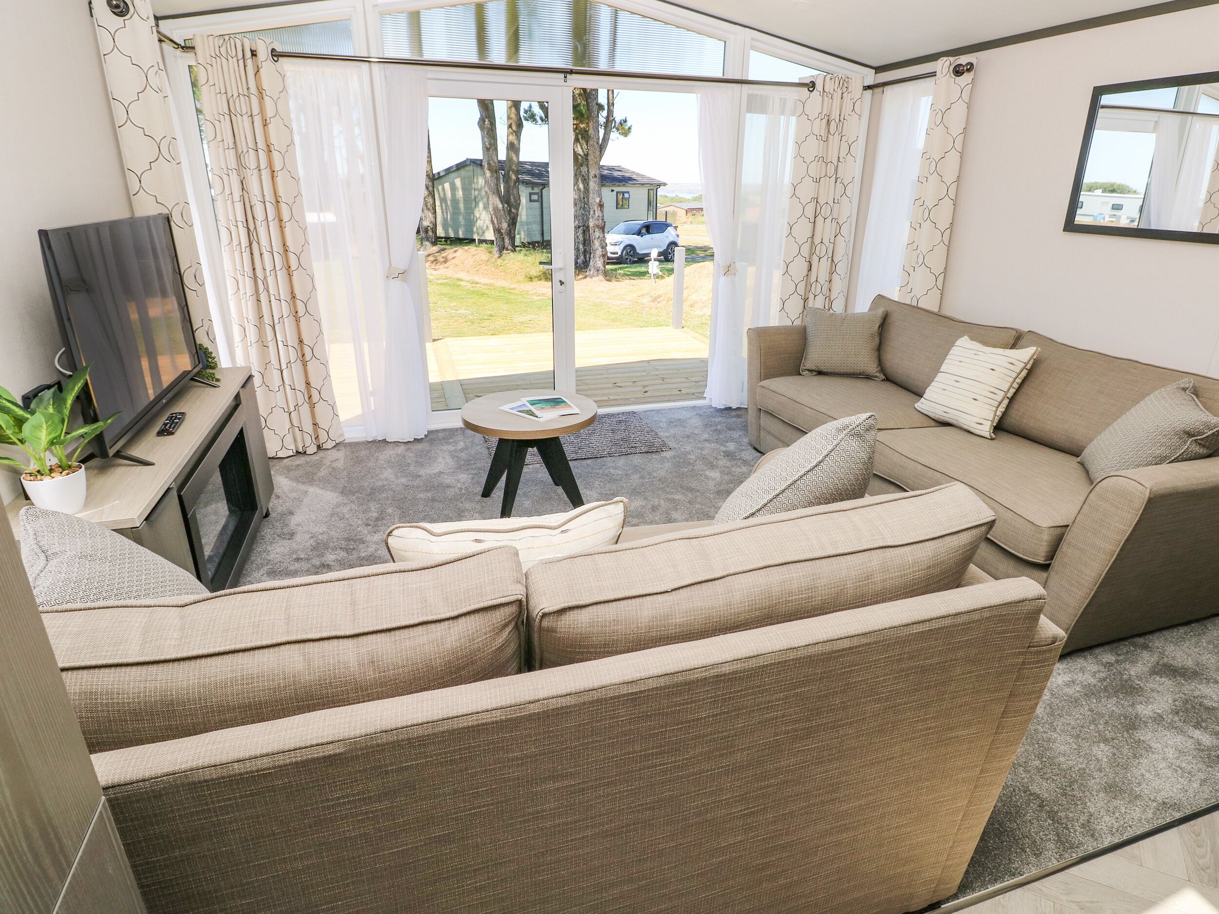 Puffin Lodge, Pet Friendly, With Hot Tub In Broad Haven - Haverfordwest