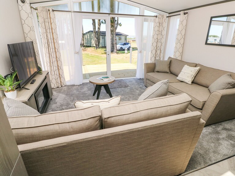 Puffin Lodge, Pet Friendly, With Hot Tub In Broad Haven - Haverfordwest