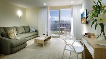Apartamento, 2 quartos, sacada (Salon Enlarged) | Sala de estar | TV de tela plana 32 polegadas com canais via satélite
