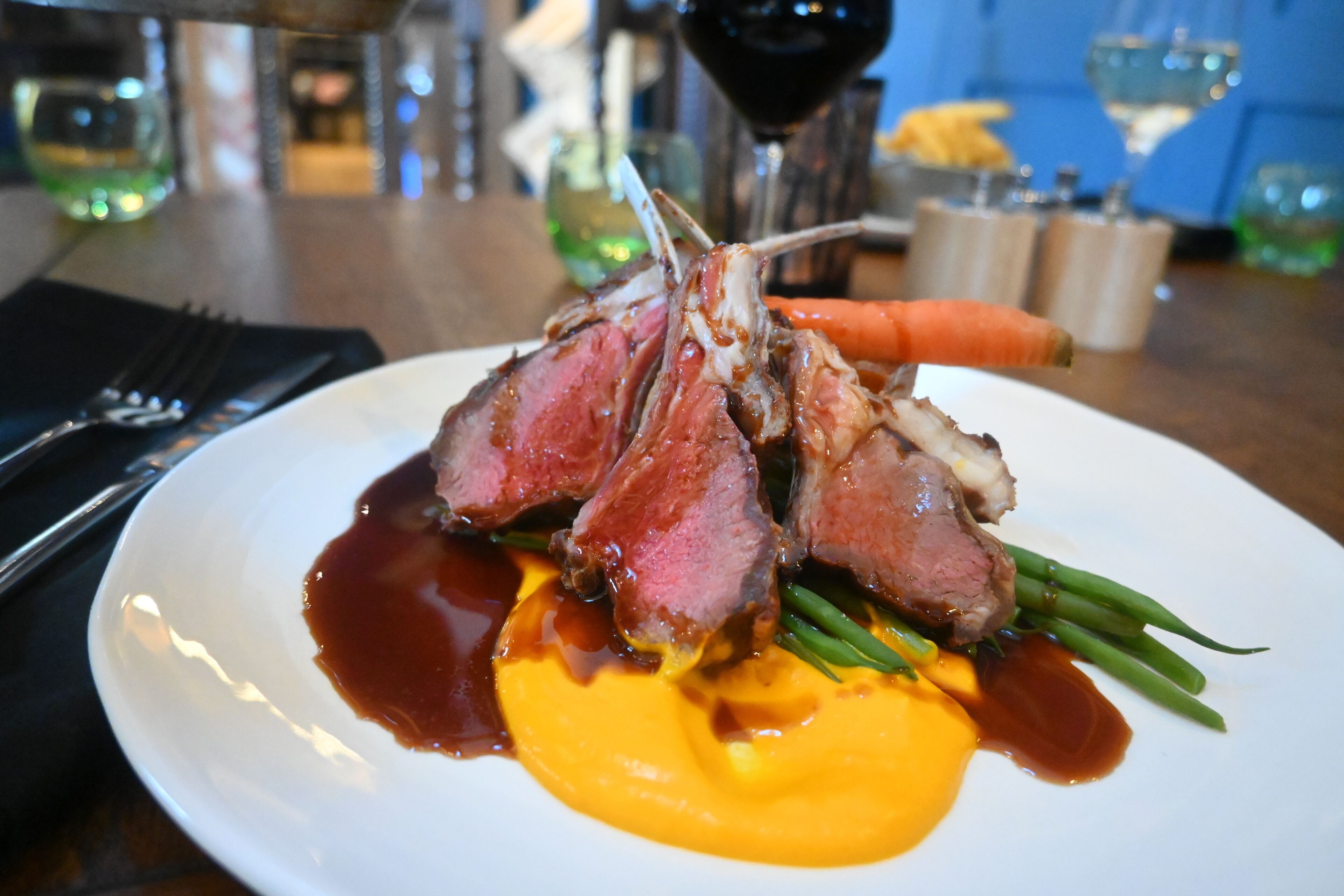 Prato de comida com carne, legumes e molho.