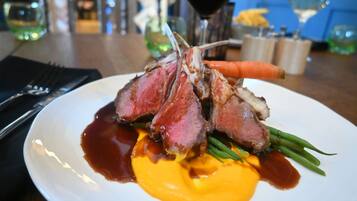Prato de comida com carne, legumes e molho.