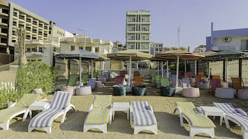 Praia particular, espreguiçadeiras, guarda-sóis, toalhas de praia
